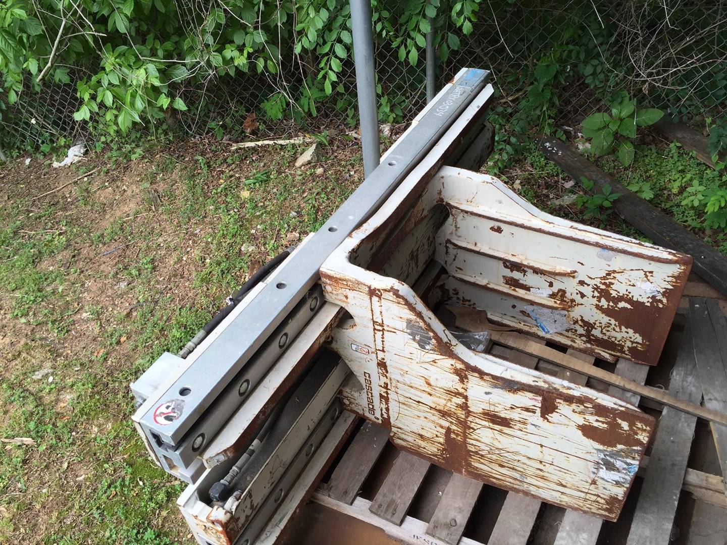 2 Used Cascade Pulp & Waste Paper Bale Clamps for Sale