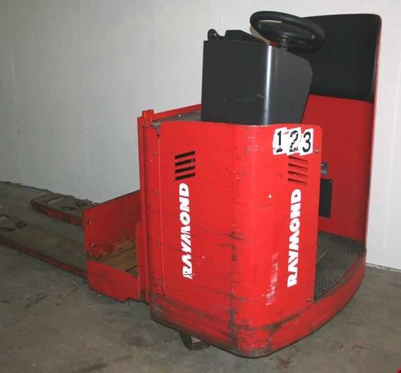 2011 Electric Raymond 8900 Electric Walkie/Rider Pallet Jack