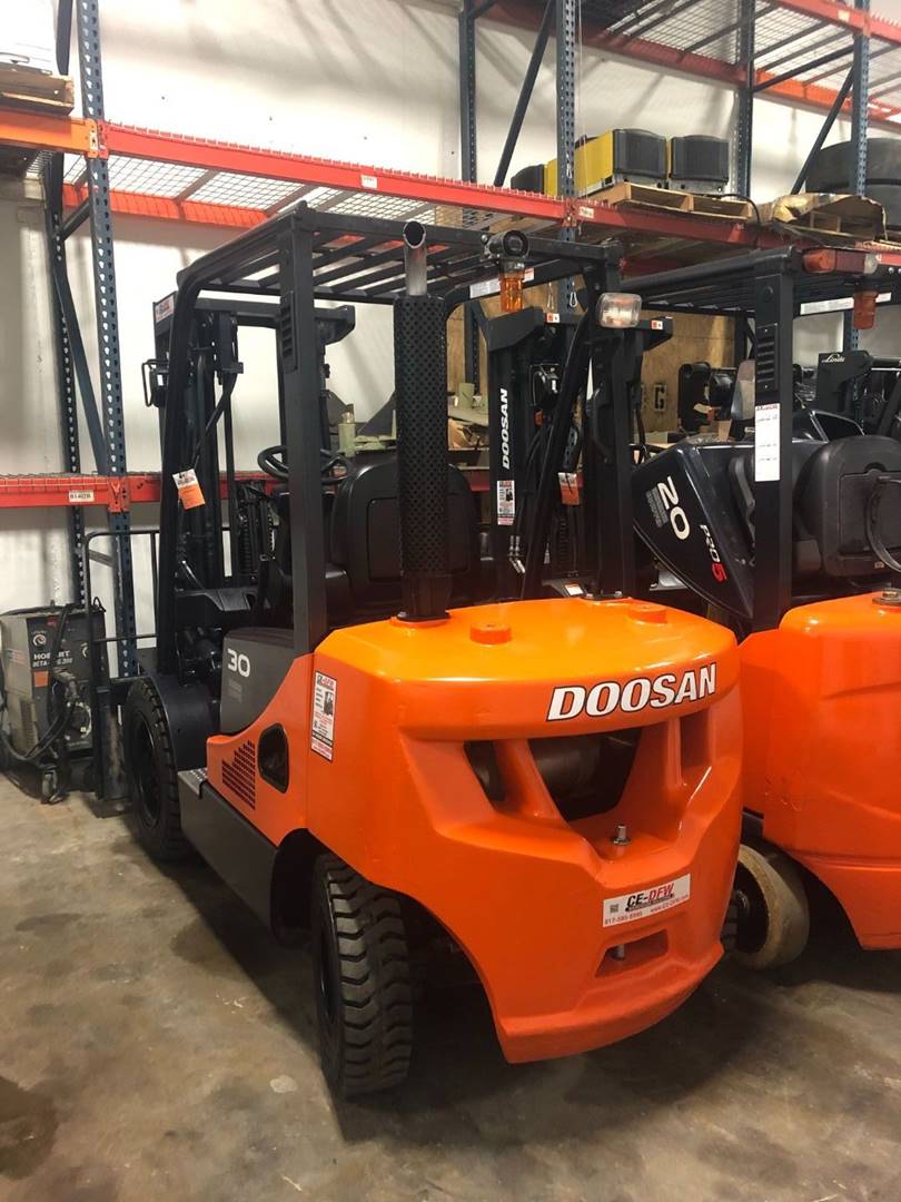 2015 Diesel Doosan D30S-7 Pneumatic Tire 4 Wheel Sit Down