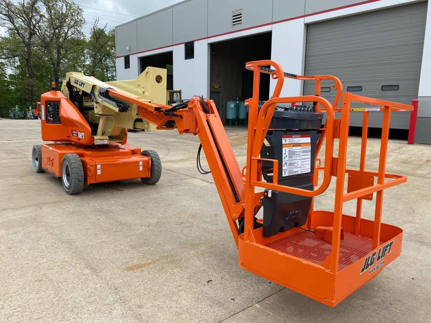 2011 Electric JLG E400AJPN Articulated Boom