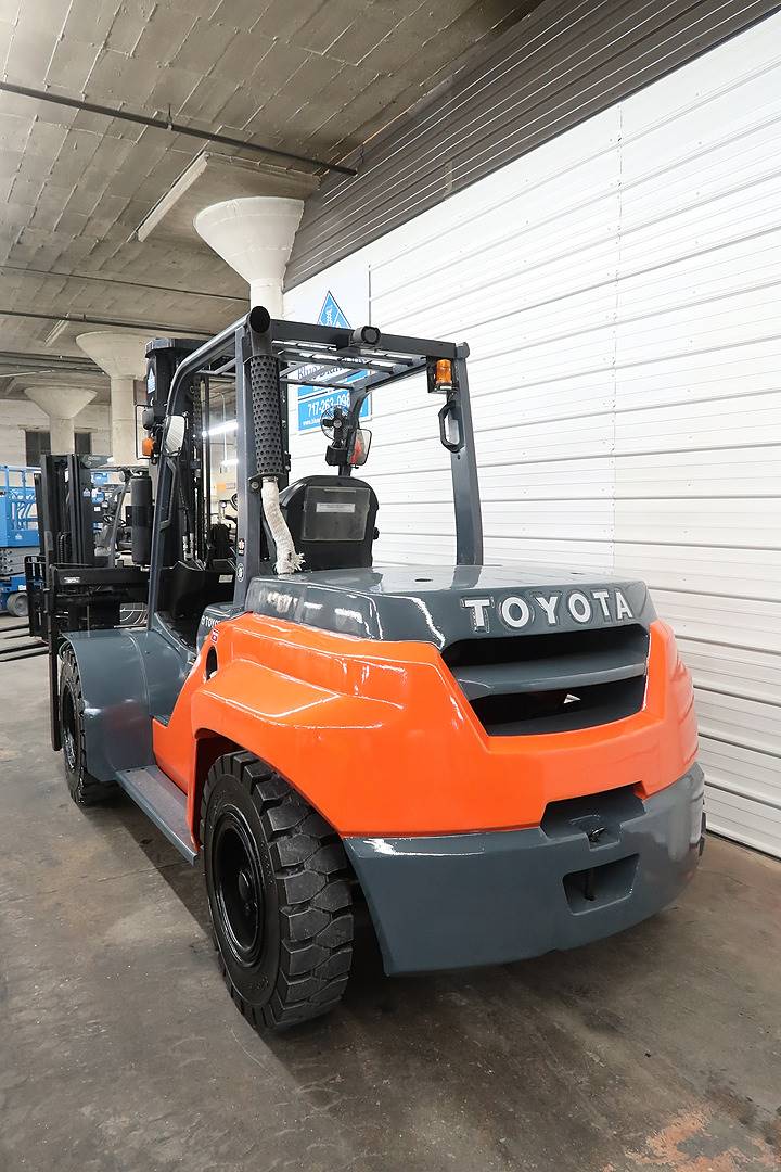 2015 Diesel Toyota 8FD70U Pneumatic Tire 4 Wheel Sit Down
