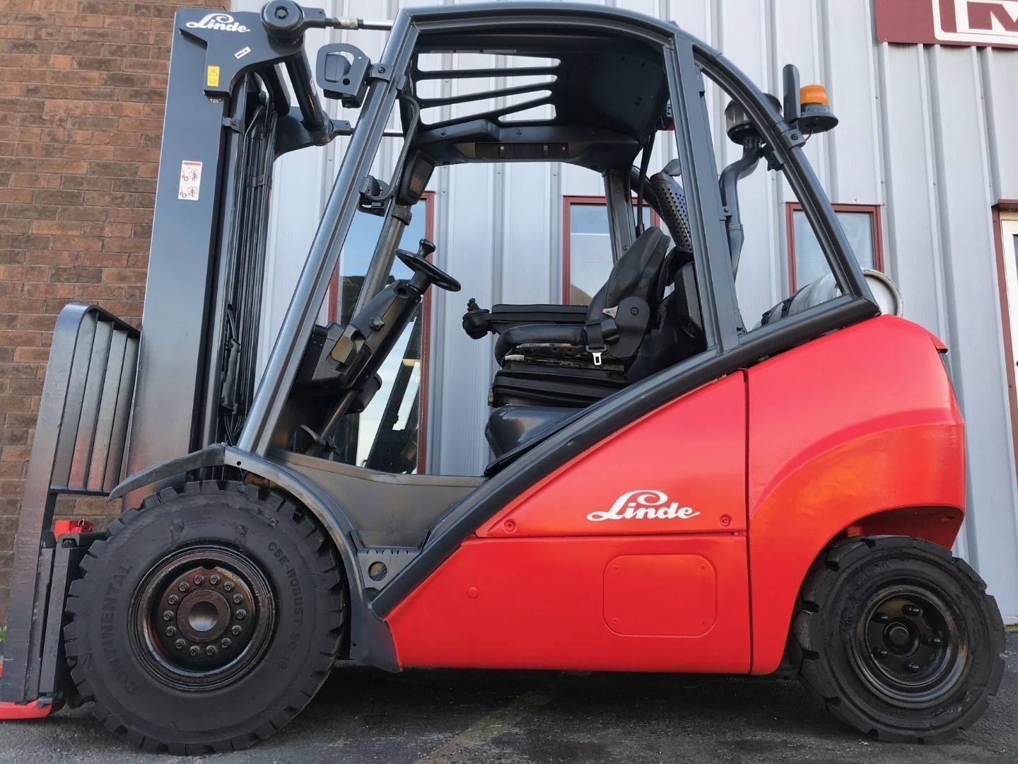 2006 LP Gas Linde H25T Pneumatic Tire 4 Wheel Sit Down