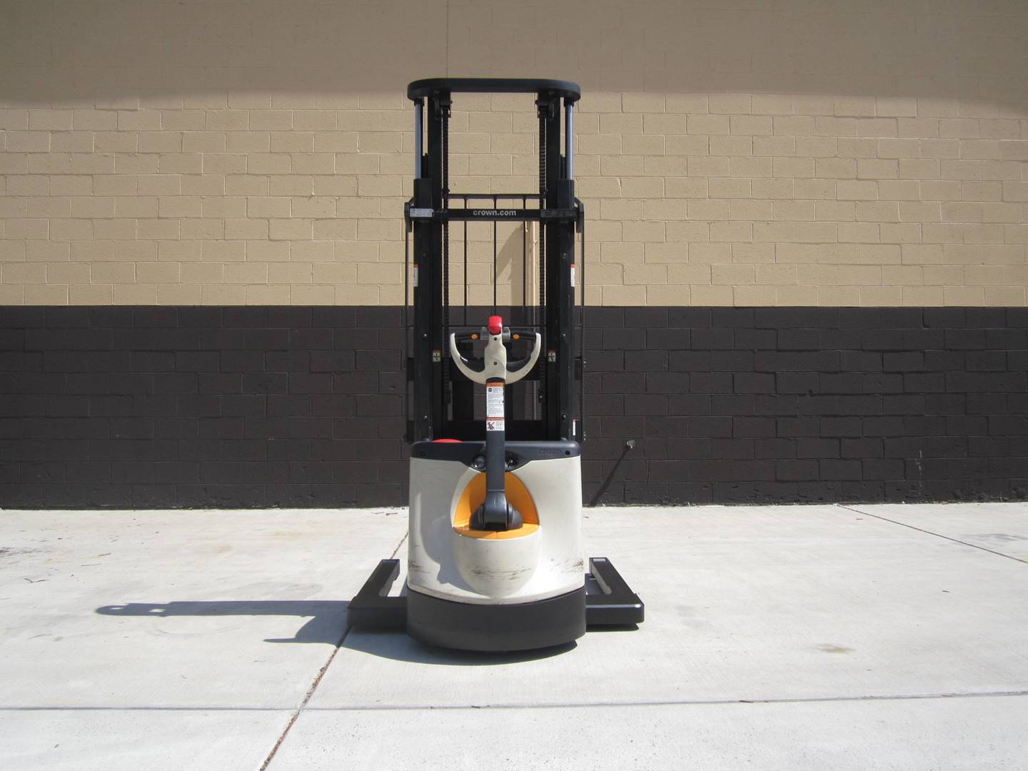 2013 Electric Crown SX3000-30 Electric Walkie Straddle Stacker