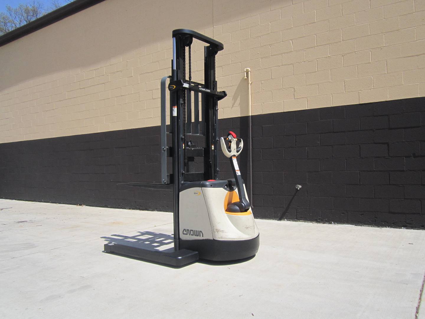 2013 Electric Crown SX3000-30 Electric Walkie Straddle Stacker