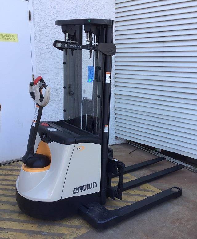2010 Electric Crown SX3000-30 Electric Walkie Straddle Stacker