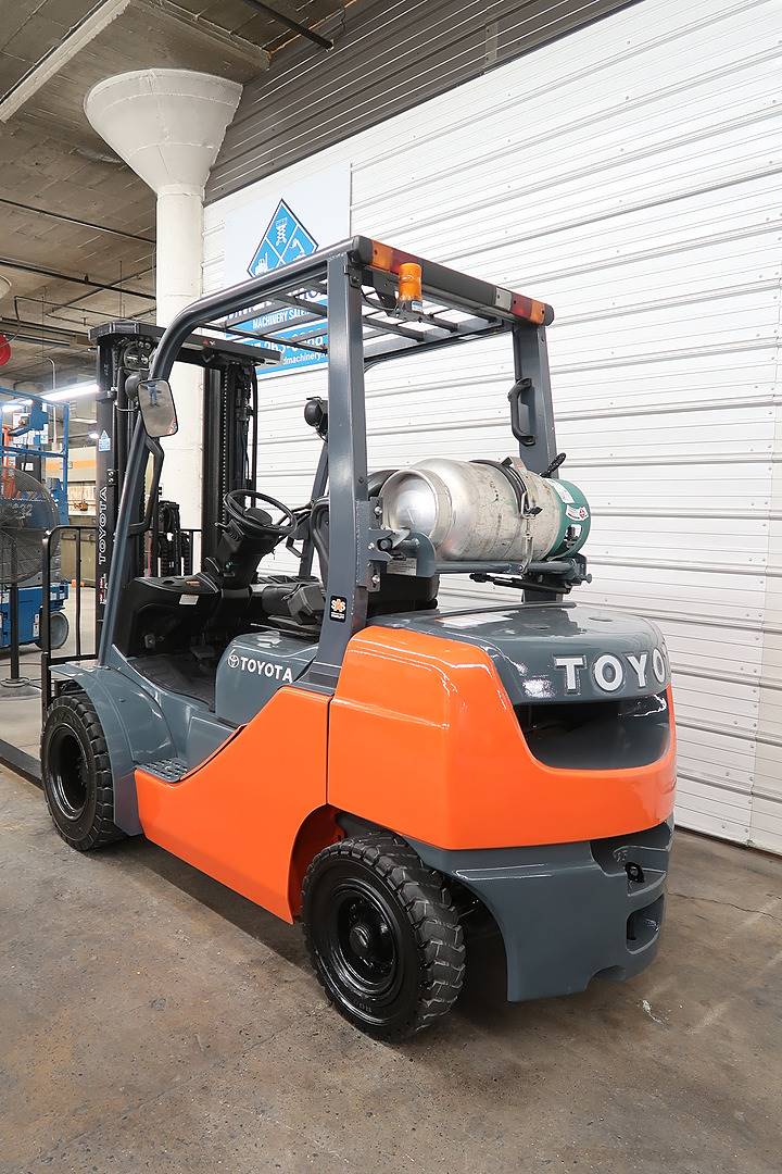 2013 LP Gas Toyota 8FGU25 Pneumatic Tire 4 Wheel Sit Down