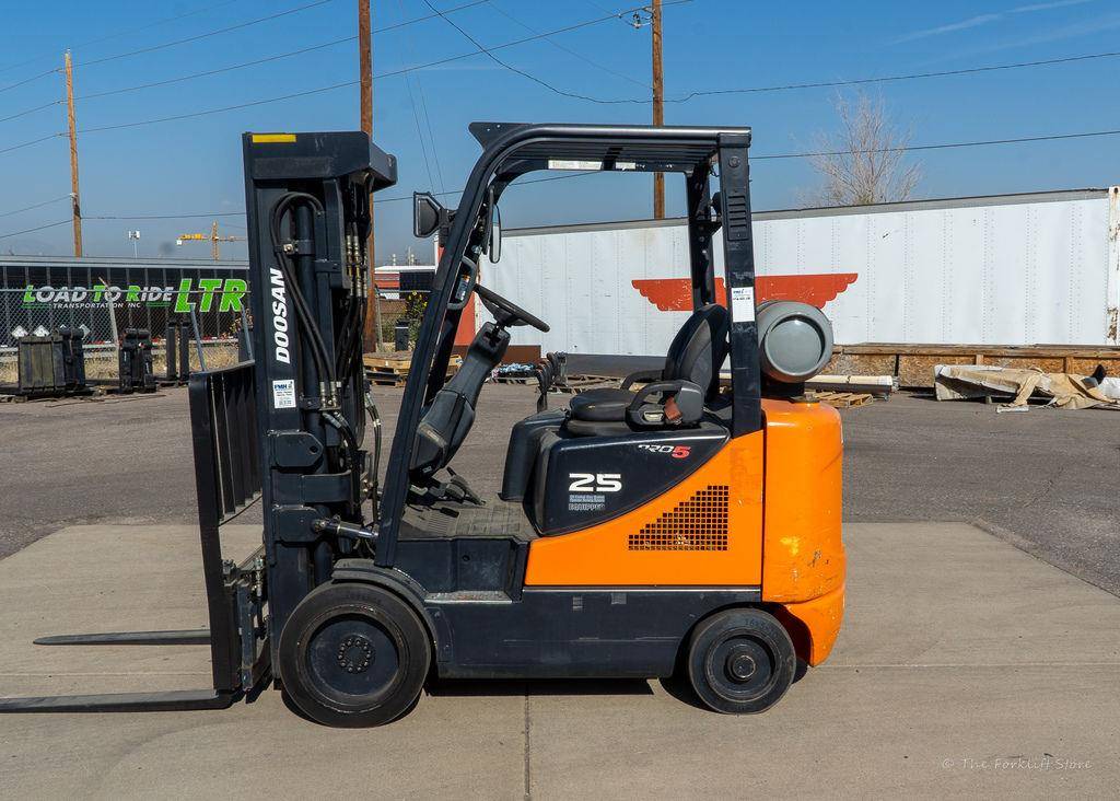 2013 LP Gas Doosan GC25E-5 Cushion Tire 4 Wheel Sit Down (Indoor Warehouse)