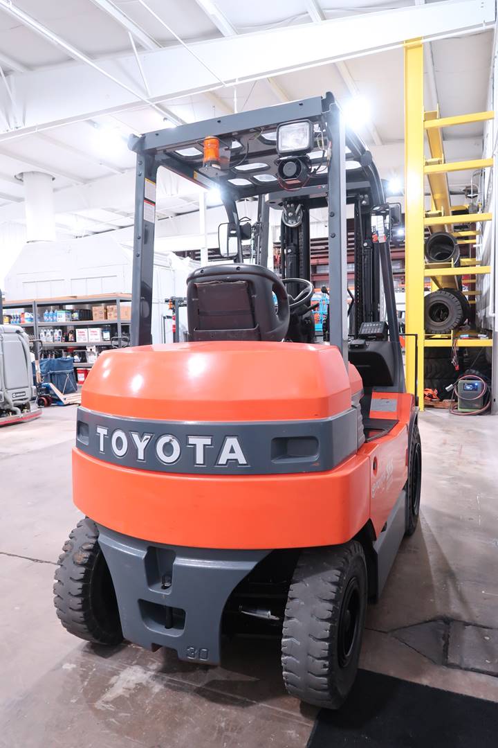 2015 Electric Toyota 7FB30 Pneumatic Tire 4 Wheel Sit Down