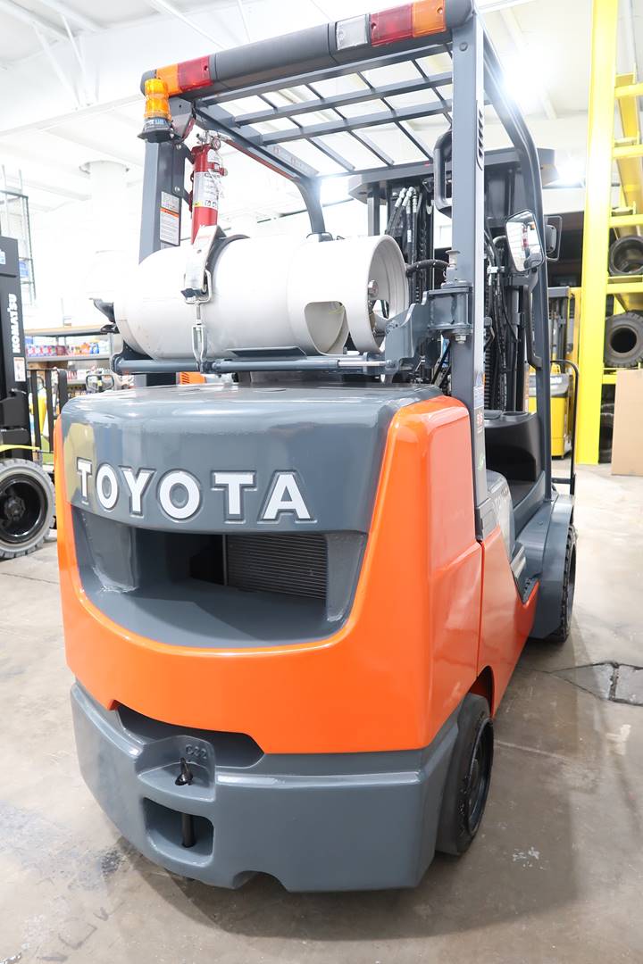 2017 LP Gas Toyota 8FGCU32 Cushion Tire 4 Wheel Sit Down (Indoor Warehouse)