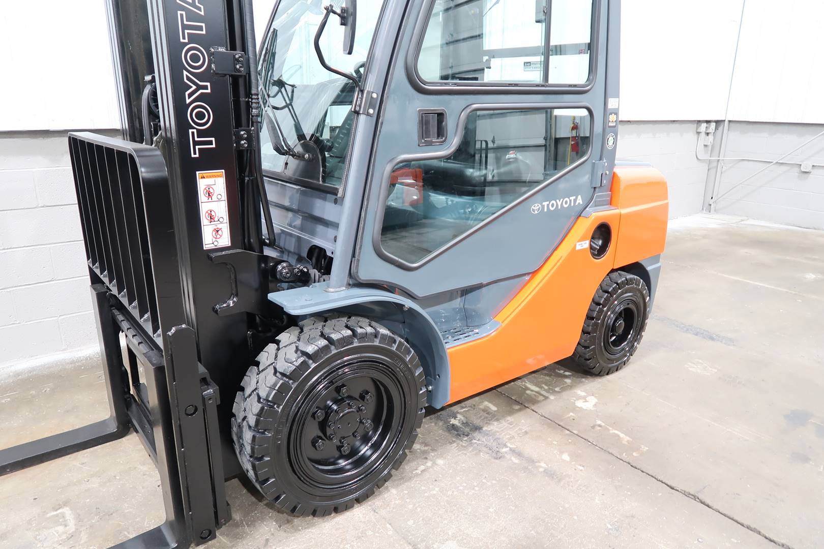 2015 Diesel Toyota 8FDU32 Pneumatic Tire 4 Wheel Sit Down