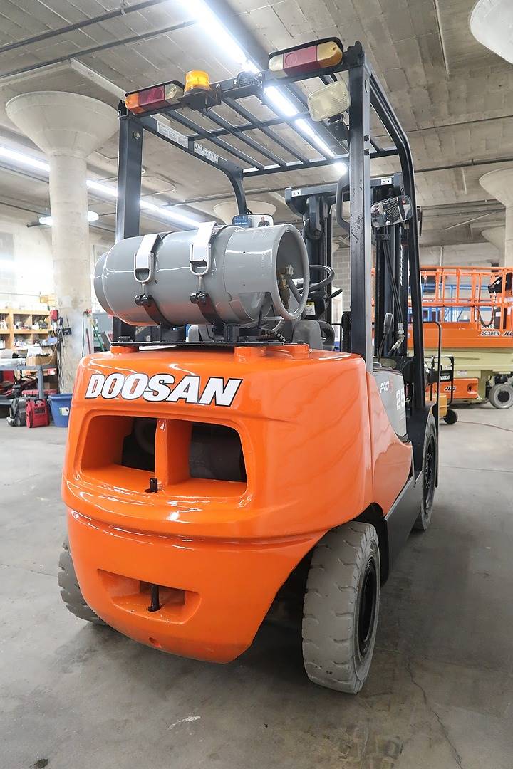 2011 Dual Fuel Doosan G25P-5 Pneumatic Tire 4 Wheel Sit Down