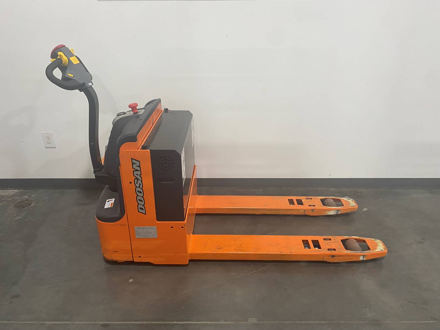 95 Electric Walkie Pallet Jacks for Rent