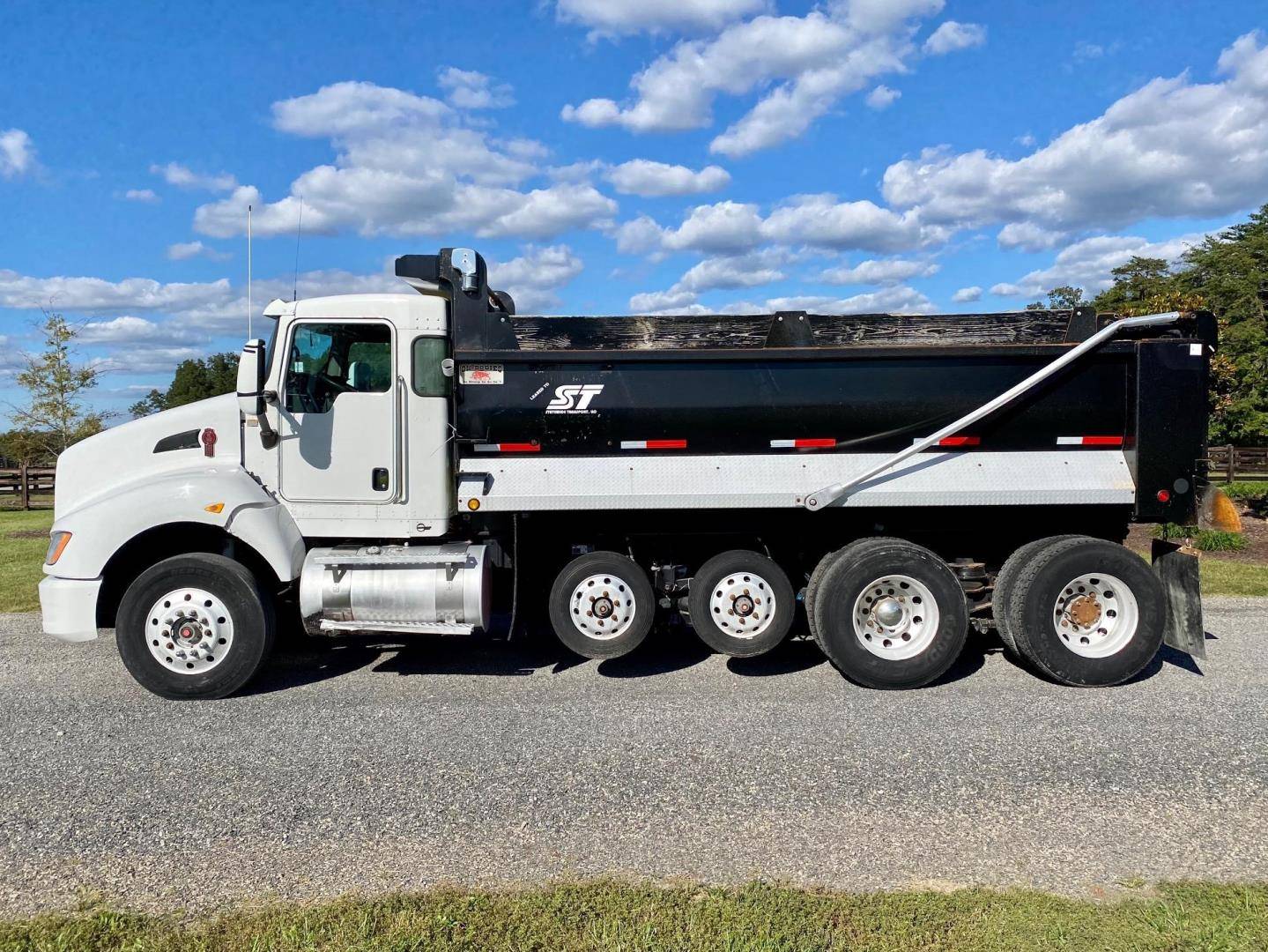 2016 Diesel Kenworth T440 Trucks and Trailers