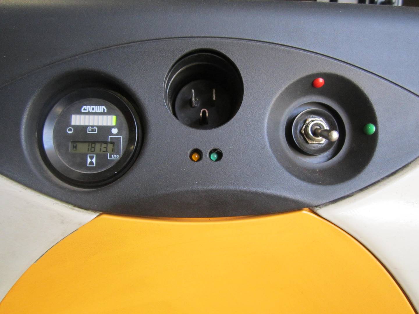 2013 Electric Crown SX3000-30 Electric Walkie Straddle Stacker