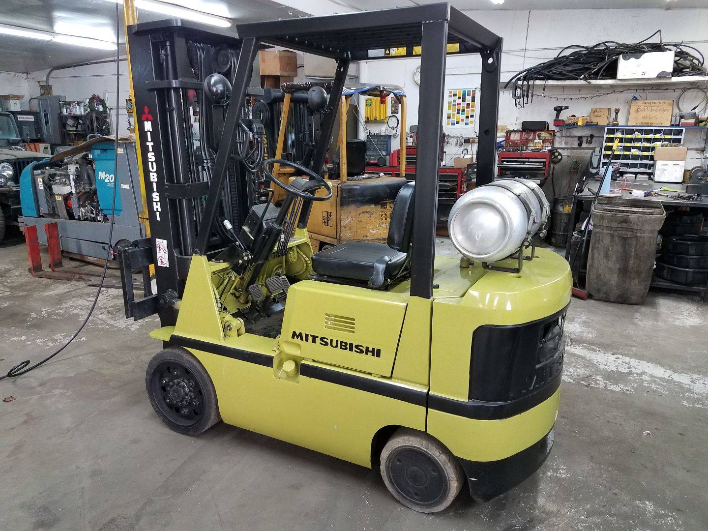 LP Gas Mitsubishi FGC25 Cushion Tire 4 Wheel Sit Down (Indoor Warehouse)