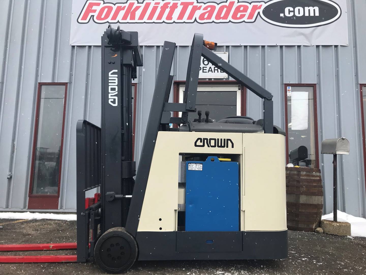 LP Gas Crown RC3020-40 Electric Narrow Aisle Single Reach