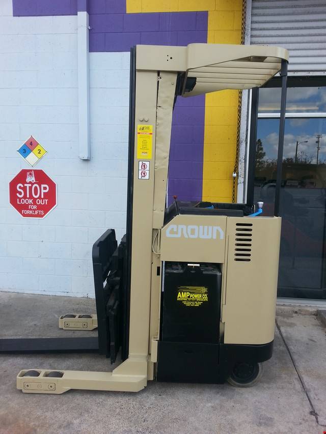 1992 Electric Crown 35RRTT Electric Narrow Aisle Single Reach