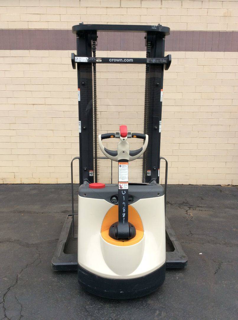 2016 Electric Crown ST3000-25 Electric Walkie Straddle Stacker