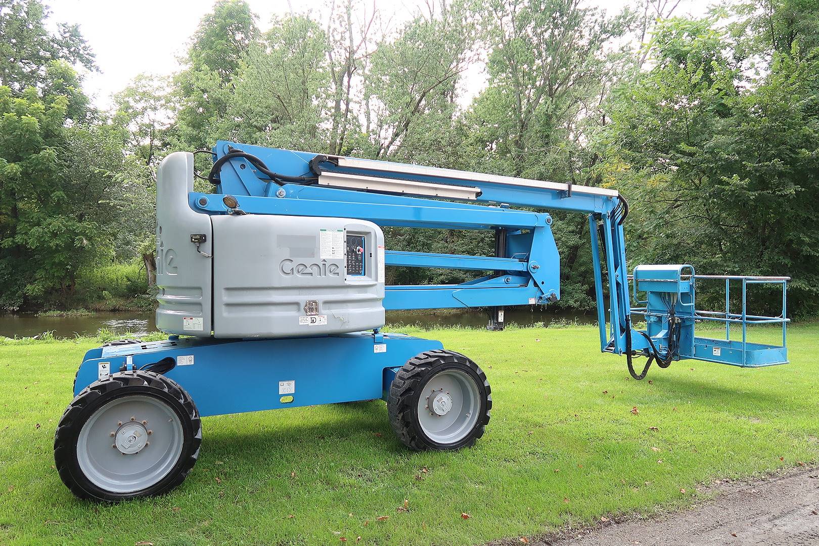 2013 Diesel Genie Z60/34 Articulated Boom