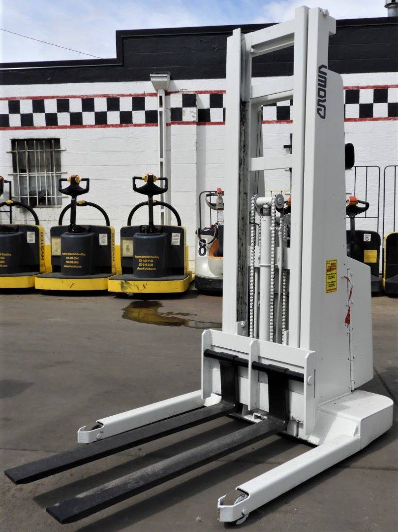 1990 Electric Crown Electric Walkie Straddle Stacker