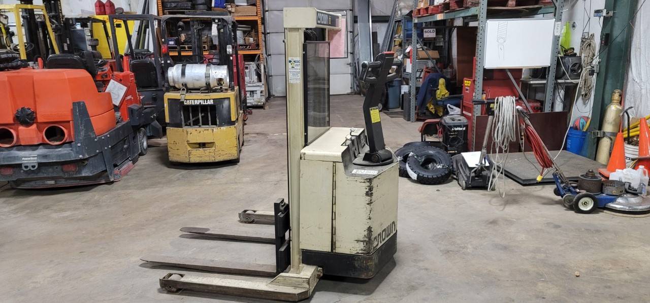 1990 Electric Crown 30WTL Electric Walkie Straddle Stacker