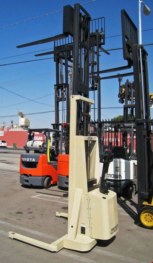 2006 Electric Crown 20MT Electric Walkie Straddle Stacker