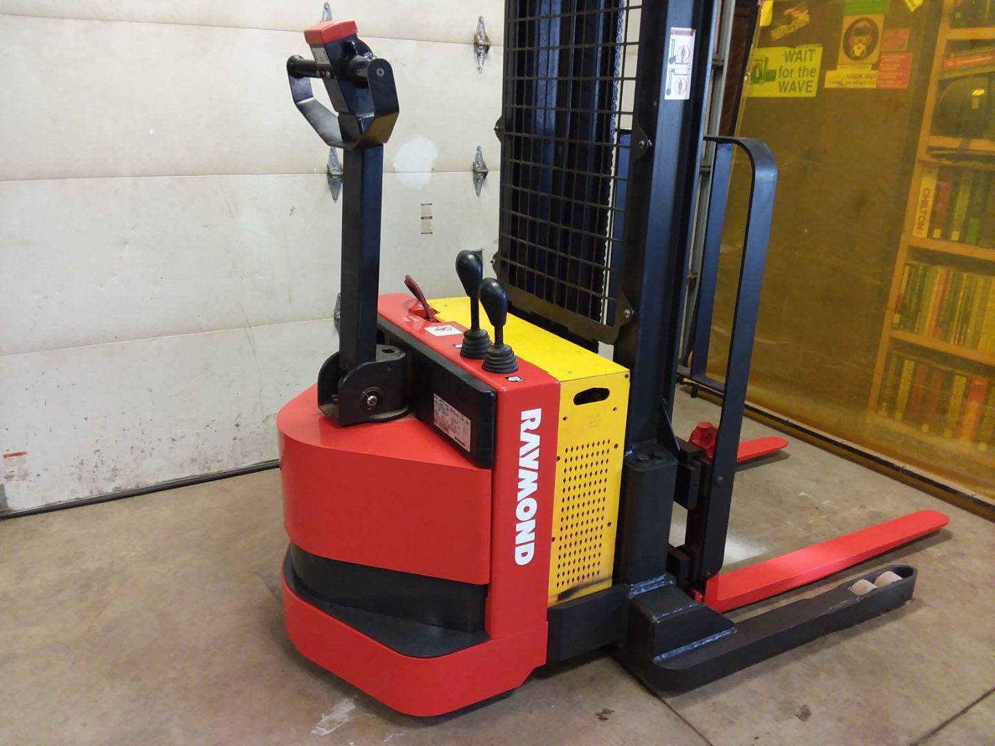 2010 Electric Raymond RSS40 Electric Walkie Straddle Stacker
