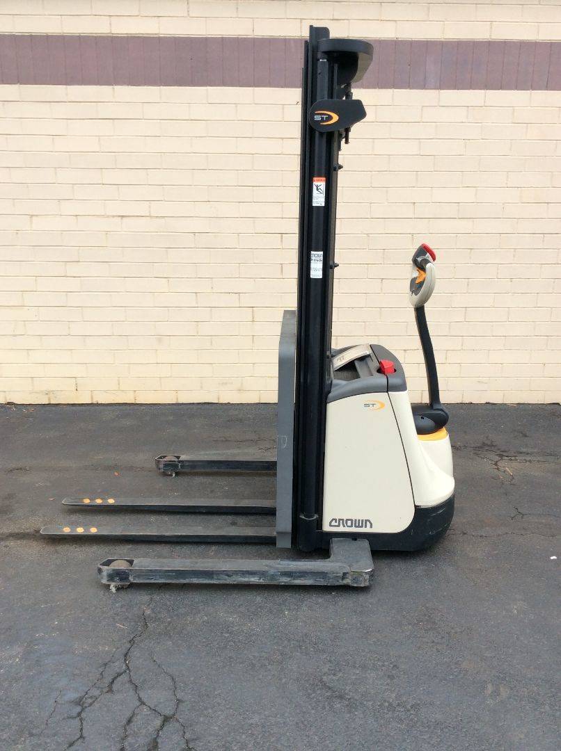 2016 Electric Crown ST3000-25 Electric Walkie Straddle Stacker