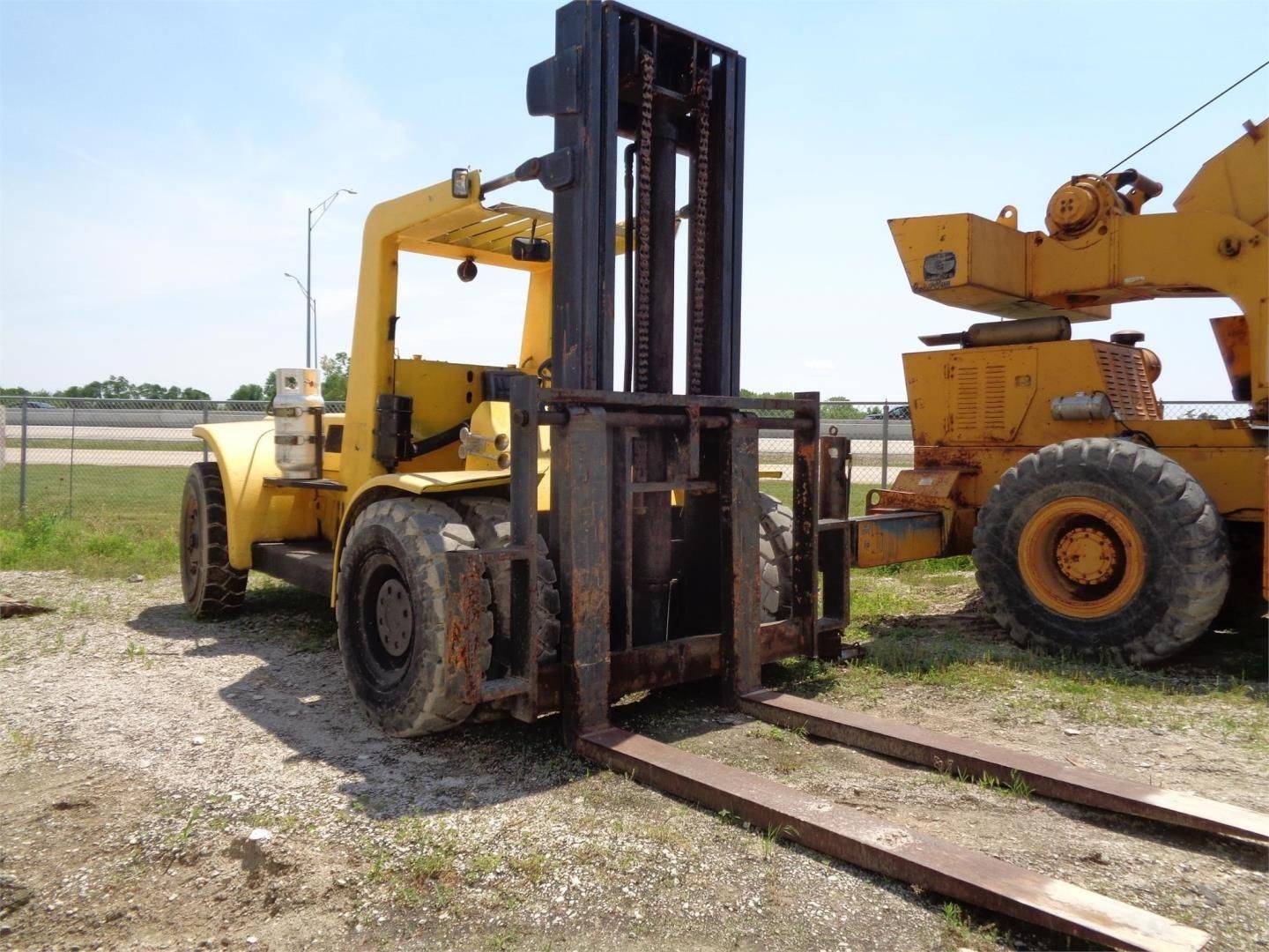 1981 Diesel Hyster CHALLENGER 150 Rough Terrain (Vertical Mast)