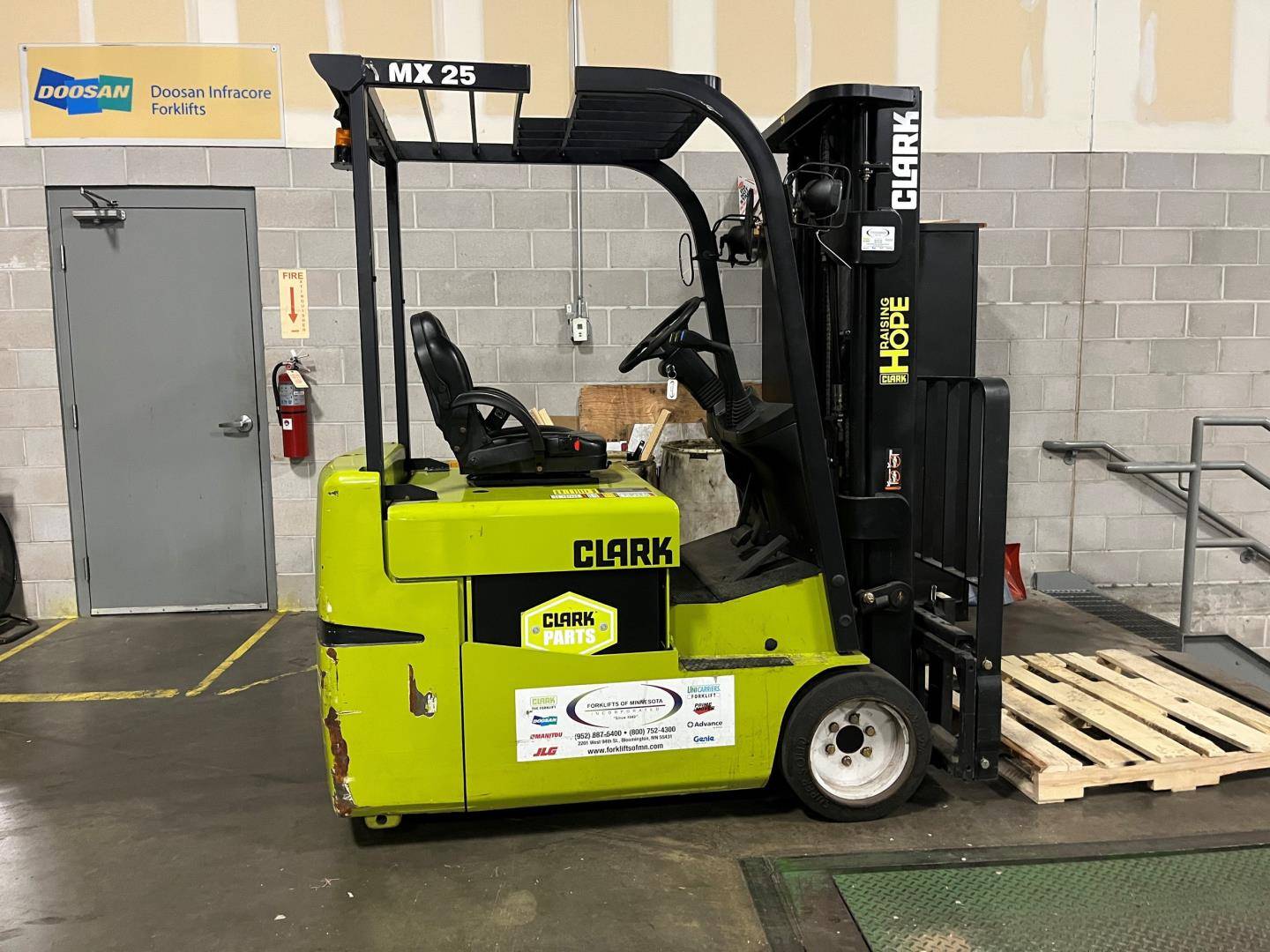 2023 Electric Clark Electric 3 Wheel Sit Down | Eliftruck