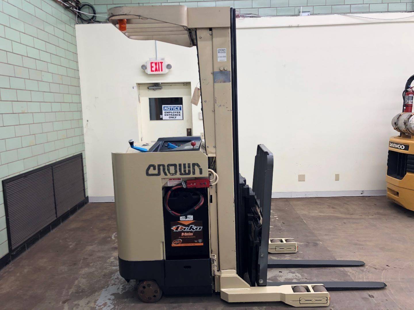 2007 Electric Crown 35RRTT Electric Narrow Aisle Single Reach