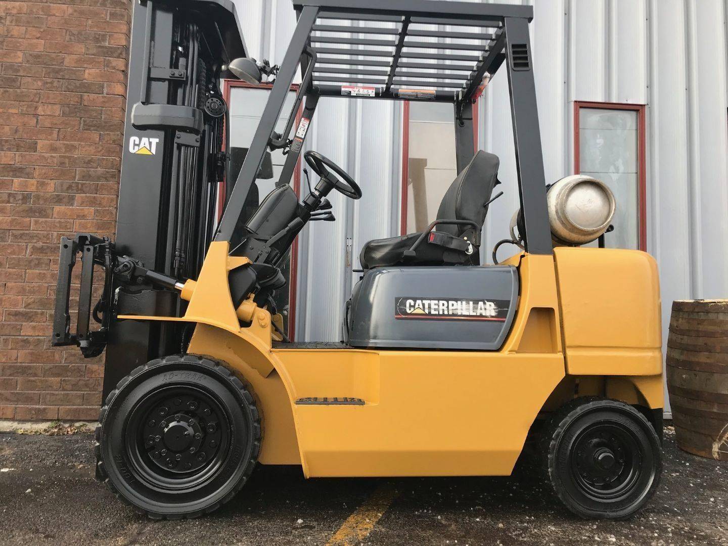 2003 LP Gas Cat GP25K Pneumatic Tire 4 Wheel Sit Down