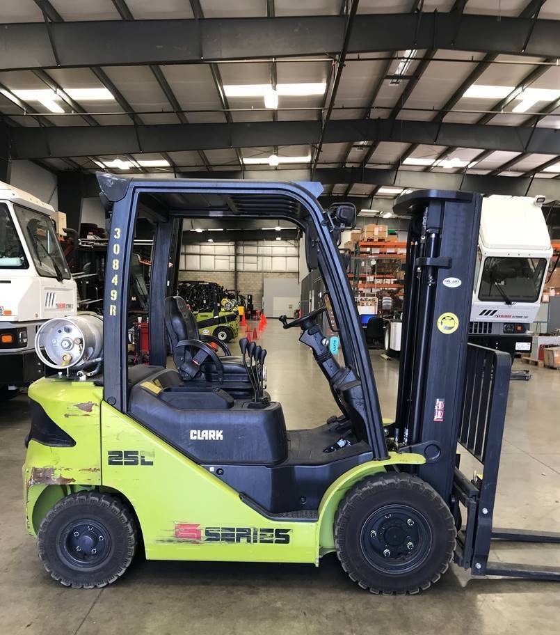 2018 LP Gas Clark S25L Pneumatic Tire 4 Wheel Sit Down