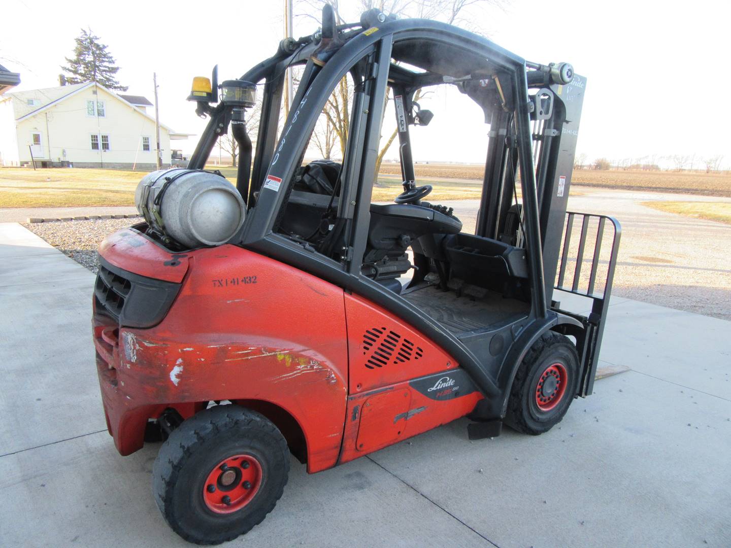 2015 LP Gas Linde H35T Pneumatic Tire 4 Wheel Sit Down