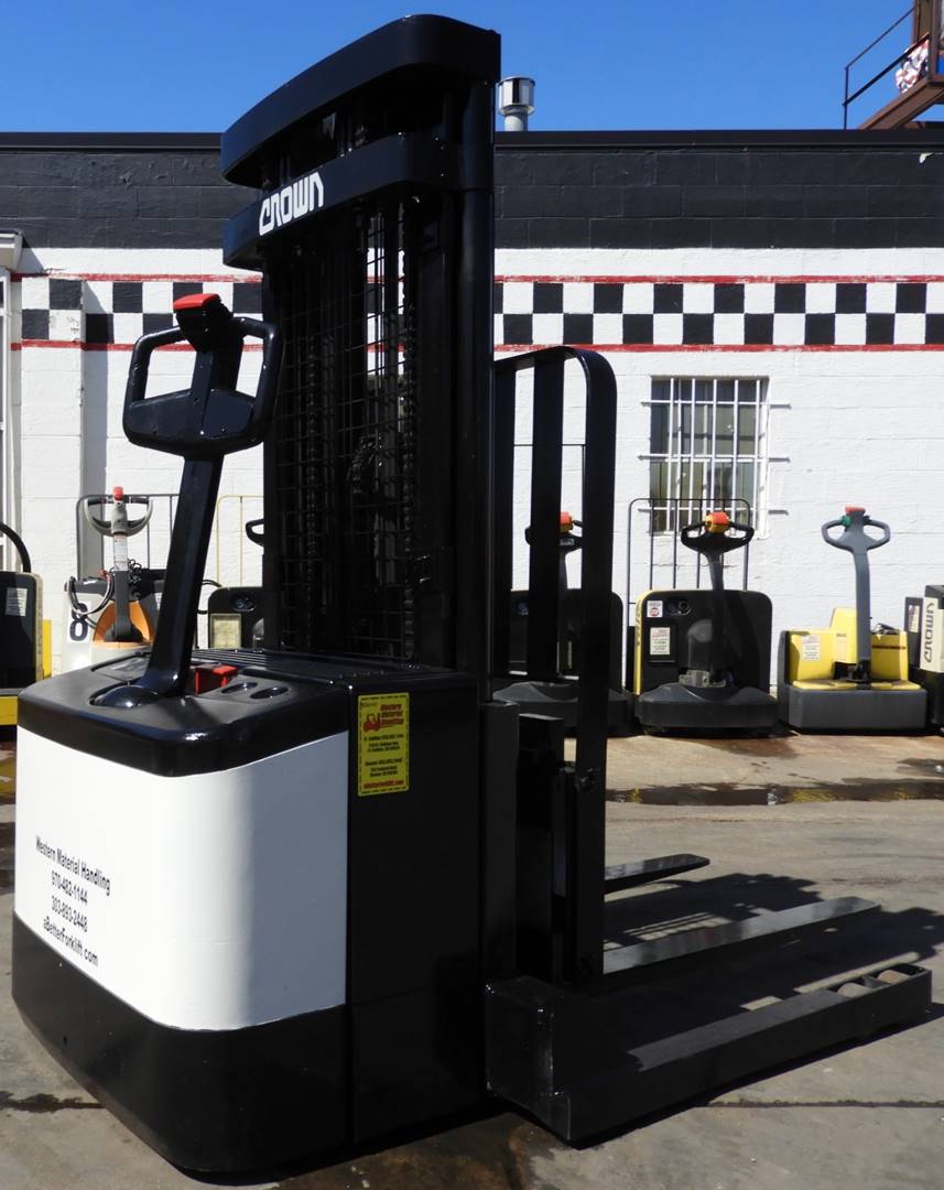 2000 Electric Crown WS2000-40 Electric Walkie Straddle Stacker