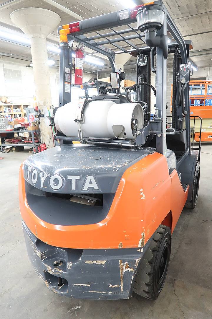 2015 LP Gas Toyota 8FGU30 Pneumatic Tire 4 Wheel Sit Down