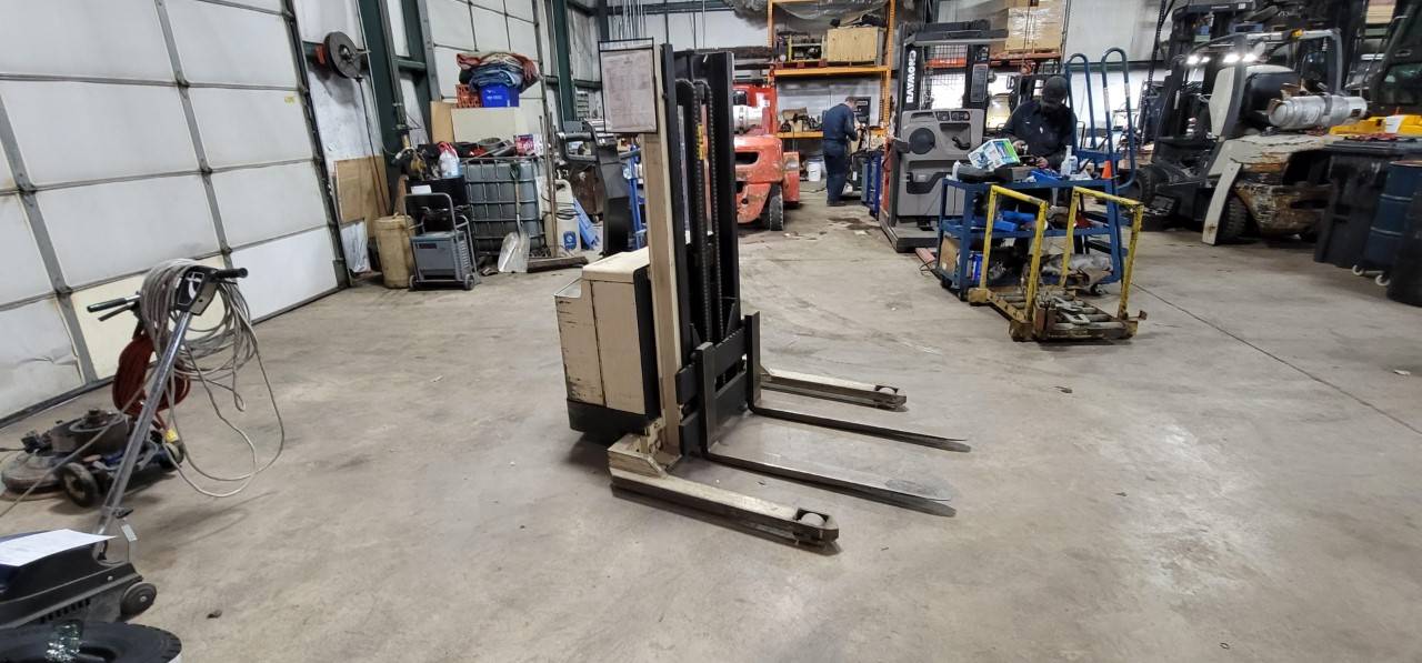 1990 Electric Crown 30WTL Electric Walkie Straddle Stacker