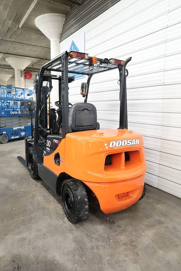 2013 Diesel Doosan D30S-5 Pneumatic Tire 4 Wheel Sit Down