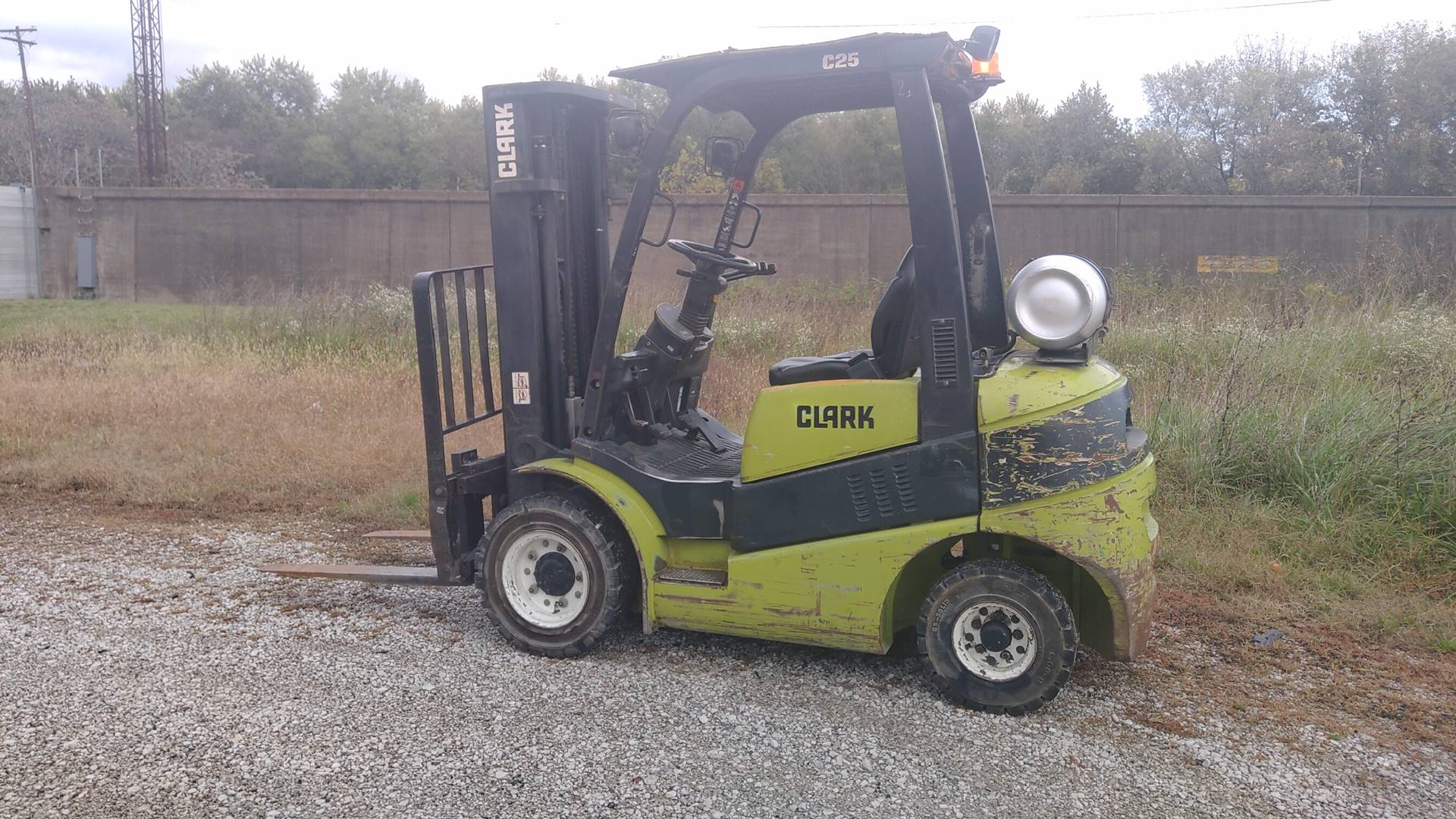 2005 LP Gas Clark C25L Pneumatic Tire 4 Wheel Sit Down