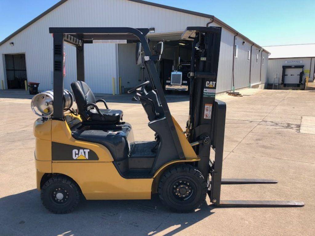 2006 LP Gas Cat P3000 Pneumatic Tire 4 Wheel Sit Down
