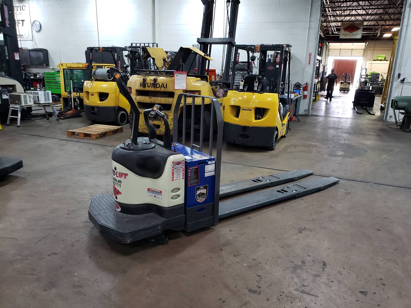 2004 Electric Crown PE4000-60 Electric Walkie/Rider Pallet Jack