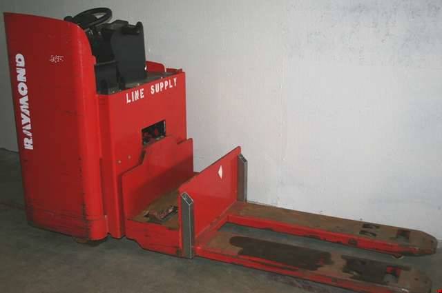 2011 Electric Raymond 8900 Electric Walkie/Rider Pallet Jack
