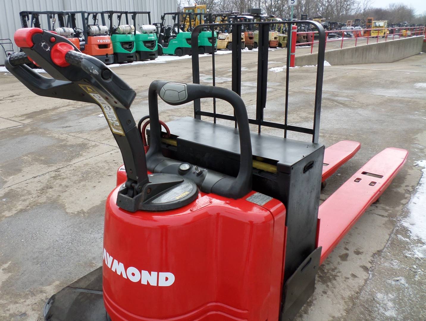 2003 Electric Raymond 112TM-FRE60L Electric Walkie/Rider Pallet Jack