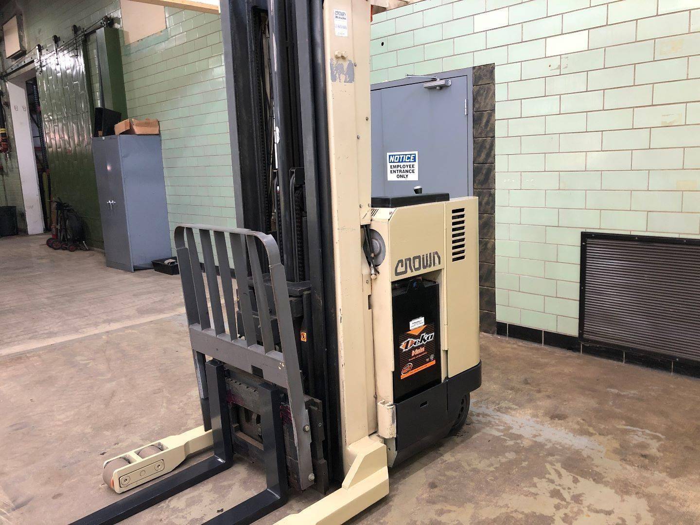 2007 Electric Crown 35RRTT Electric Narrow Aisle Single Reach