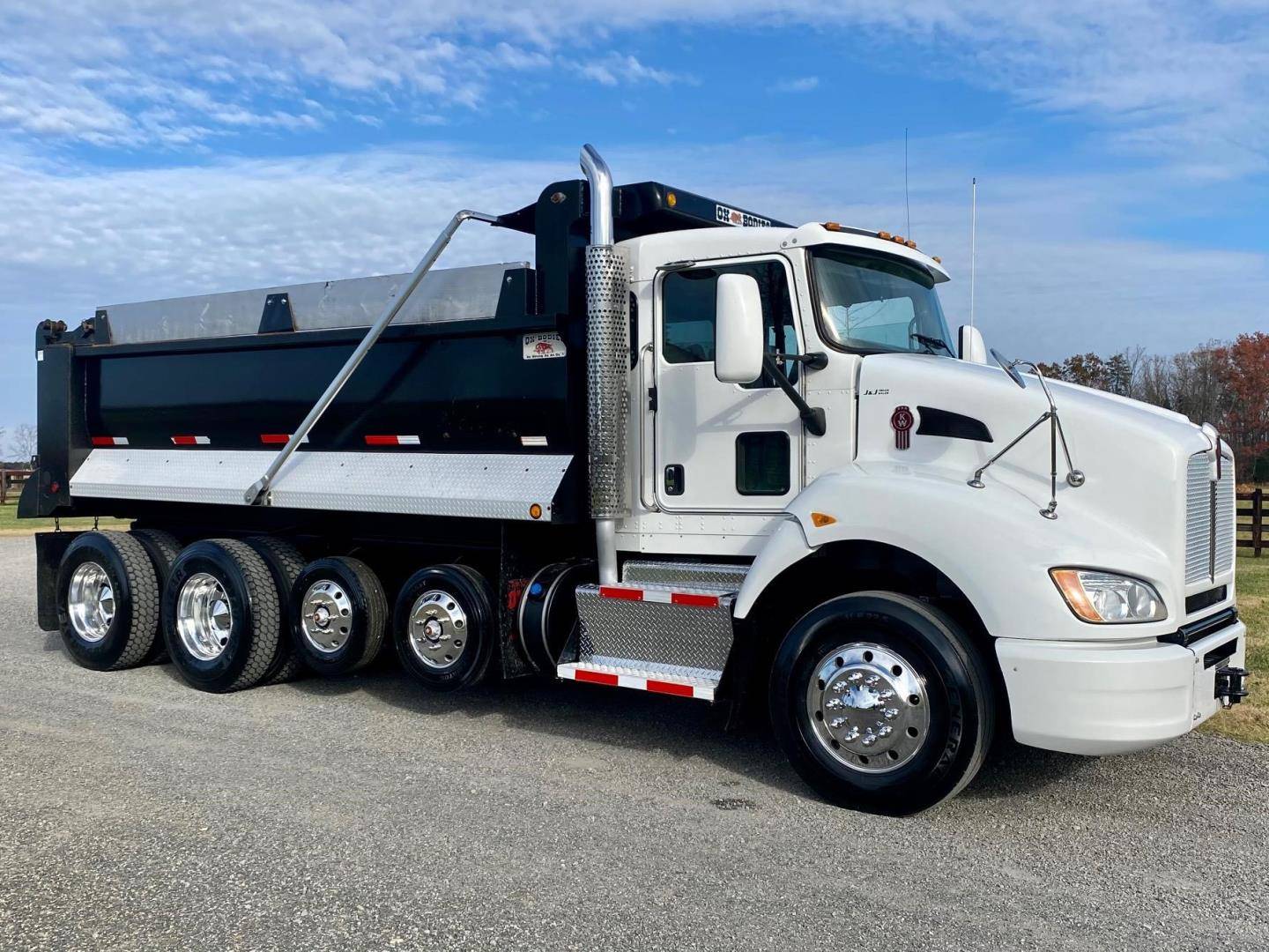2016 Diesel Kenworth T440 Trucks and Trailers