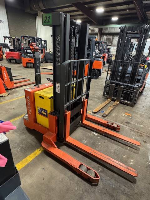 2015 Electric Toyota Electric Walkie Straddle Stacker | Eliftruck