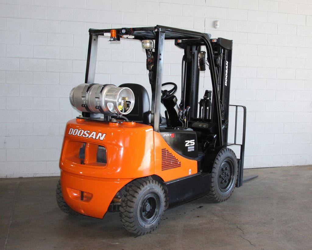 2014 LP Gas Doosan G25P-5 PLUS Pneumatic Tire 4 Wheel Sit Down