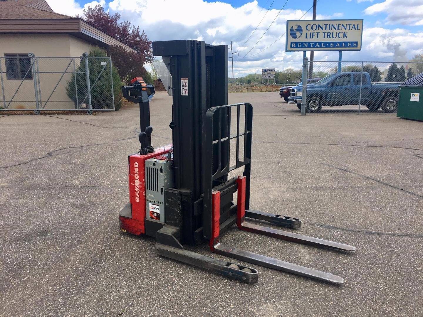 2015 Electric Raymond RSS40 Electric Walkie Straddle Stacker