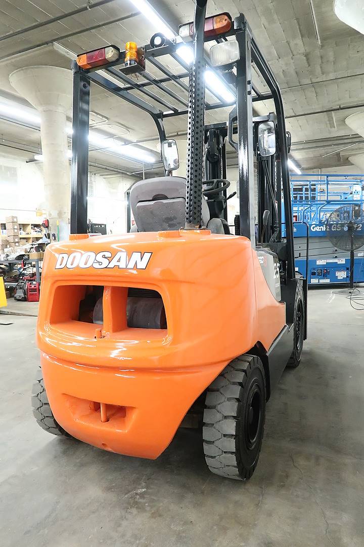 2011 Diesel Doosan D25S-5 Pneumatic Tire 4 Wheel Sit Down