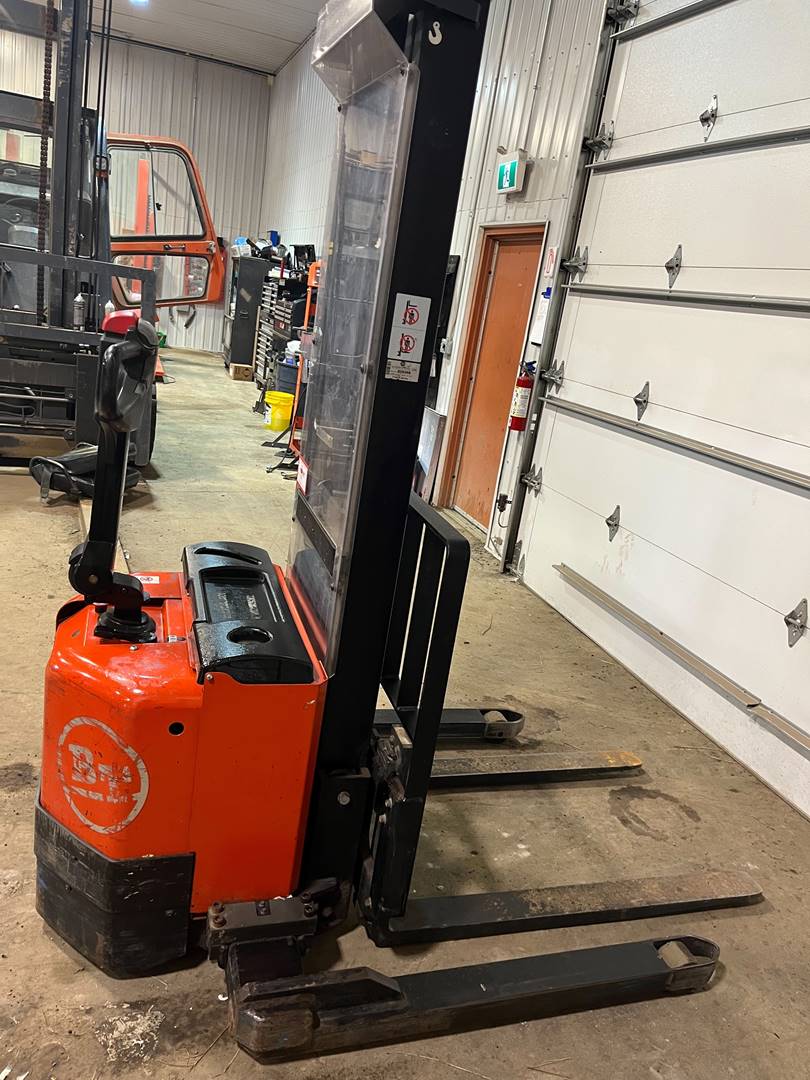 A wide selection of Electric Walkie Straddle Stacker with 106 in stock ...